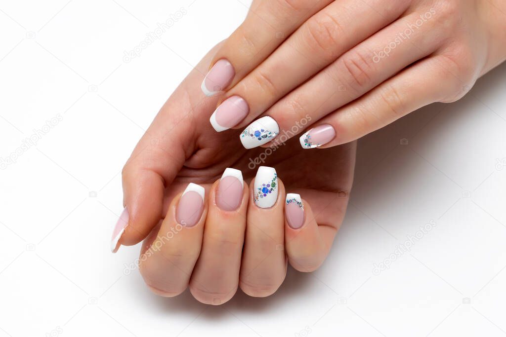 Diseño de uñas de gel, manicura clásica en forma de bolero con una ...
