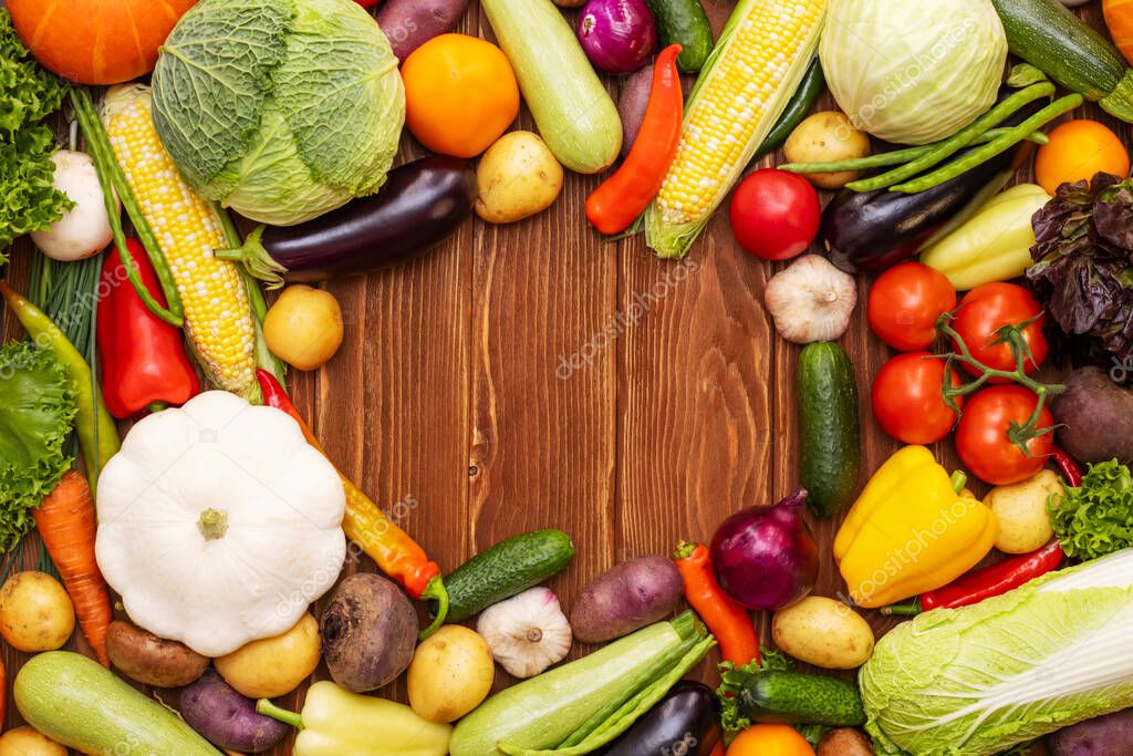 Surtido de verduras frescas maduras sobre fondo de madera con espacio ...