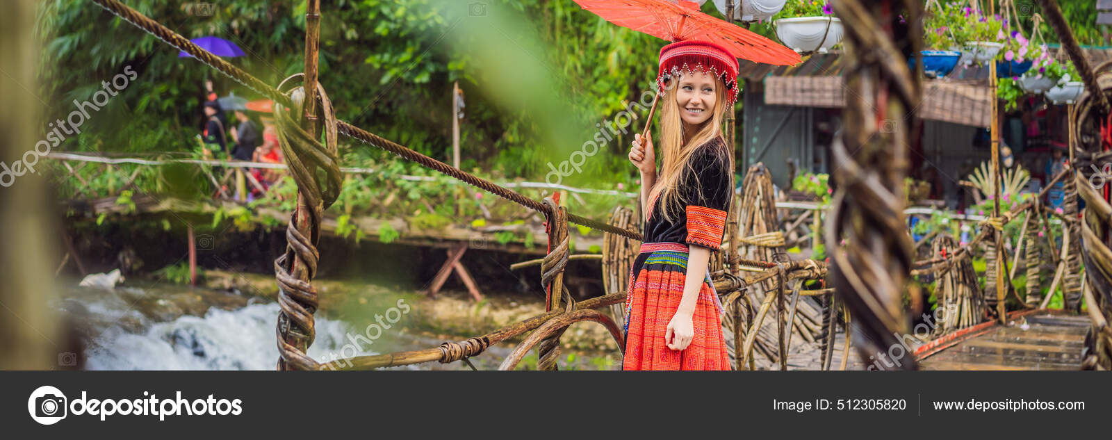 BANNER, FORMATO LARGO turista vestida con el traje tradicional de los ...