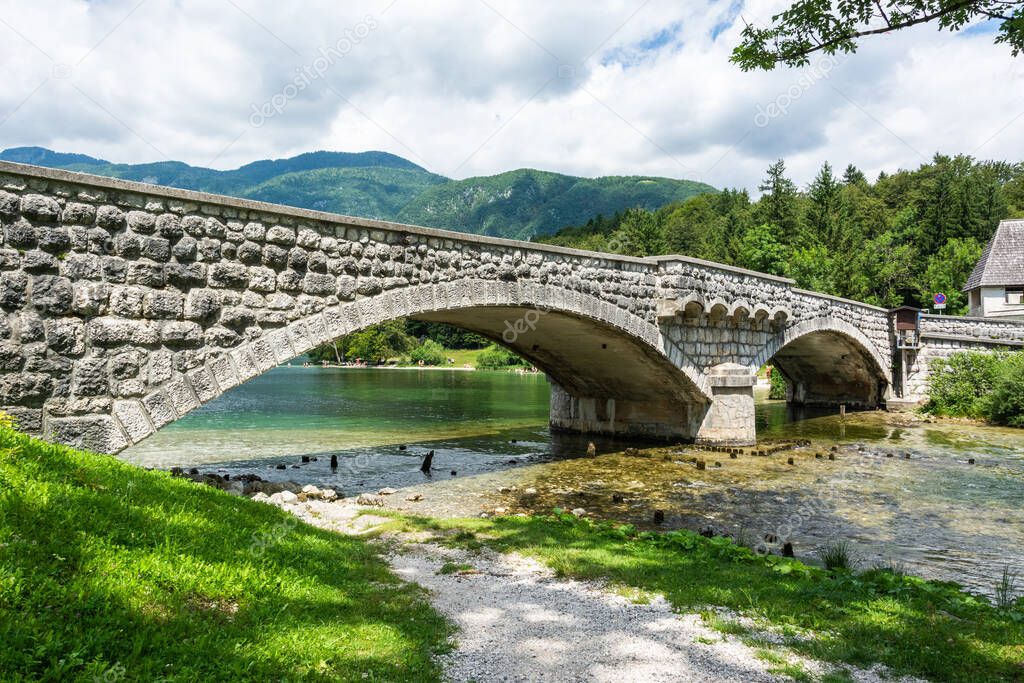Puente que cruza el río Sava Bohinjka en Eslovenia en el punto donde ...