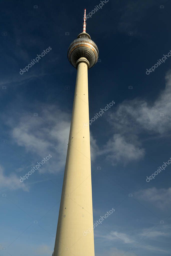 Berl n, Alemania - 10 de noviembre de 2018. Volando eje y esfera de plata de la torre de ...