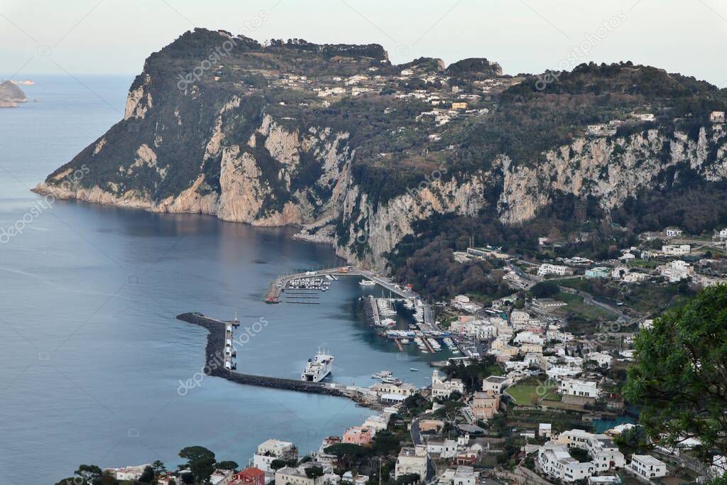 Capri, Campania, Italia - 11 de marzo de 2022: Visión del monte Tiberio ...