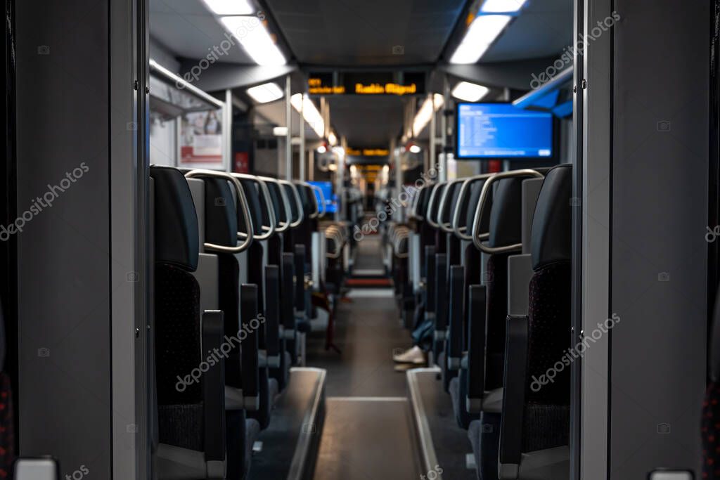 Dentro del tren. Interior vacío del tren. vista interior del pasillo ...