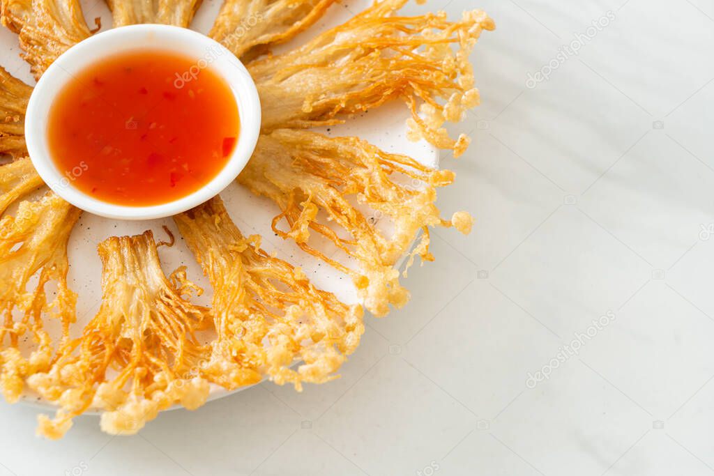 champiñones enoki fritos o champiñones aguja dorada con salsa picante ...