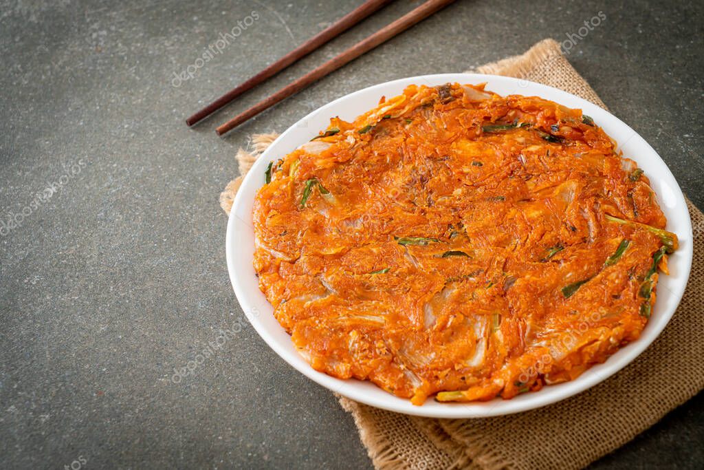 Panqueque kimchi coreano o kimchijeon - Huevo mixto frito, kimchi y ...