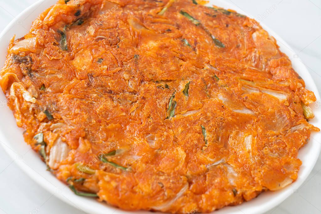 Panqueque kimchi coreano o kimchijeon - Huevo mixto frito, kimchi y ...