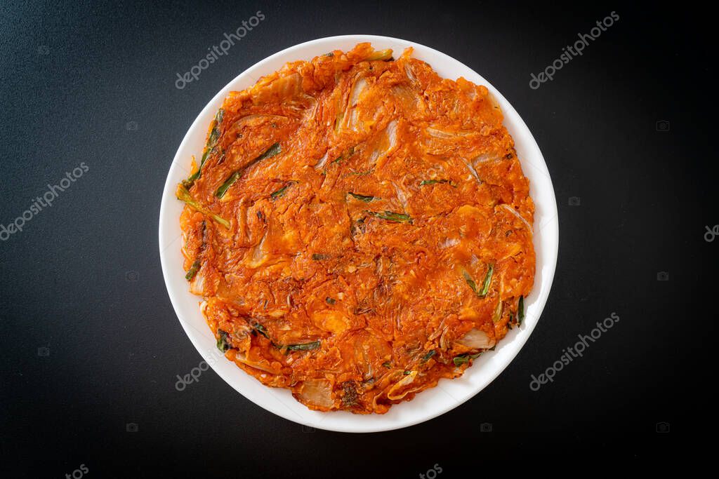 Panqueque kimchi coreano o kimchijeon - Huevo mixto frito, kimchi y ...