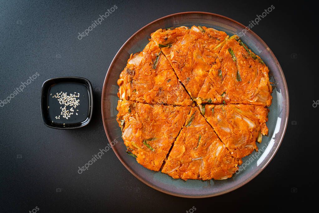 Panqueque kimchi coreano o kimchijeon - Huevo mixto frito, kimchi y ...