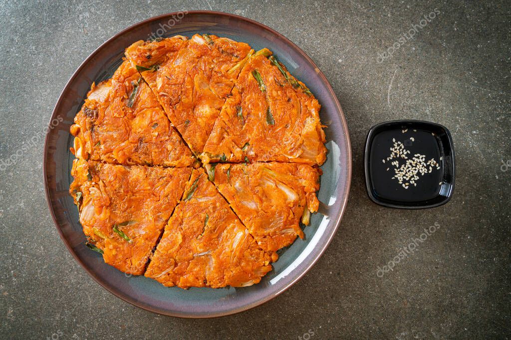 Panqueque kimchi coreano o kimchijeon - Huevo mixto frito, kimchi y ...