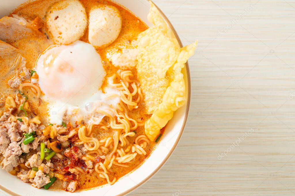 fideos instantáneos con cerdo y albóndigas en sopa picante o fideos Tom ...