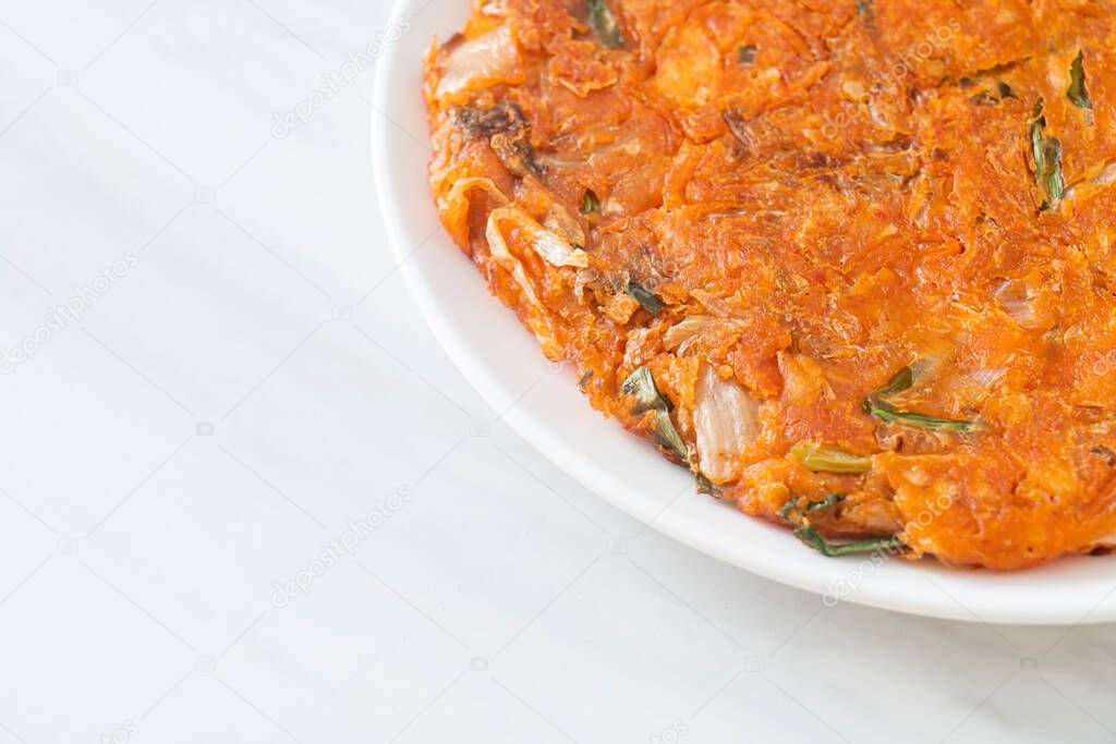 Panqueque kimchi coreano o kimchijeon - Huevo mixto frito, kimchi y ...