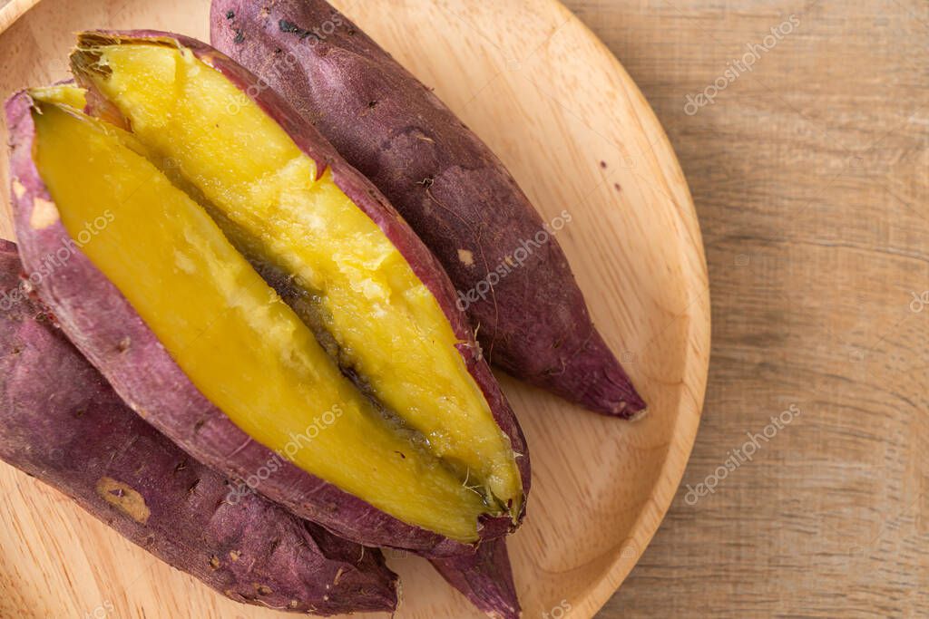 Papas dulces japonesas a la parrilla o horneadas en plato de madera ...