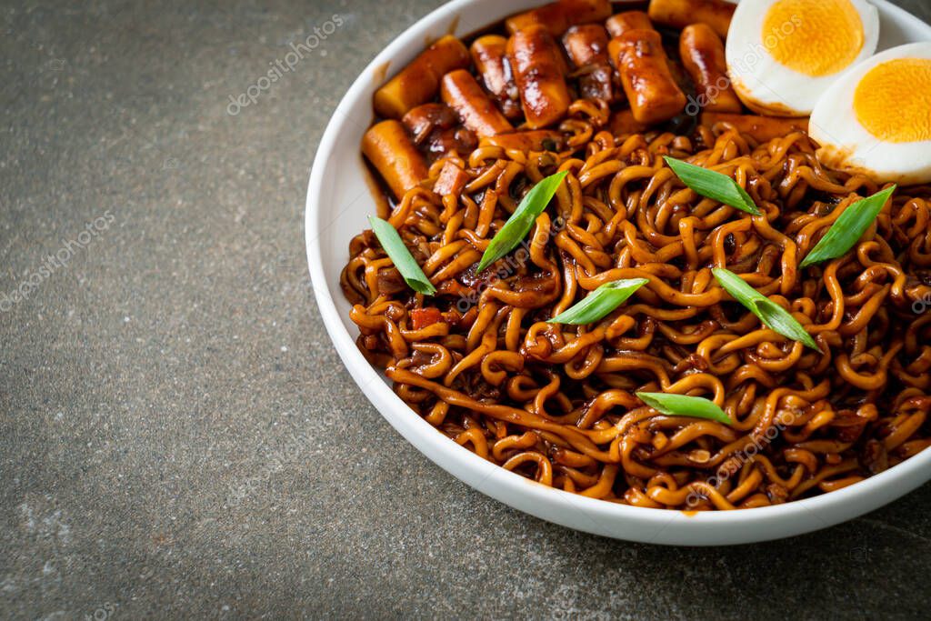 Jjajang Rabokki - Fideos instantáneos coreanos o Ramyeon con pastel de ...