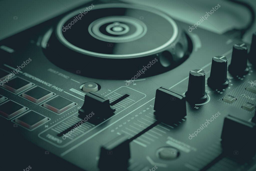 DJ mixing deck Controller connecting to Laptop and tablet using USB ...