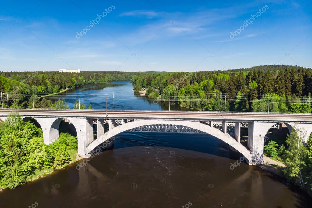Vista aérea de verano del puente y las aguas del río Kymijoki en ...