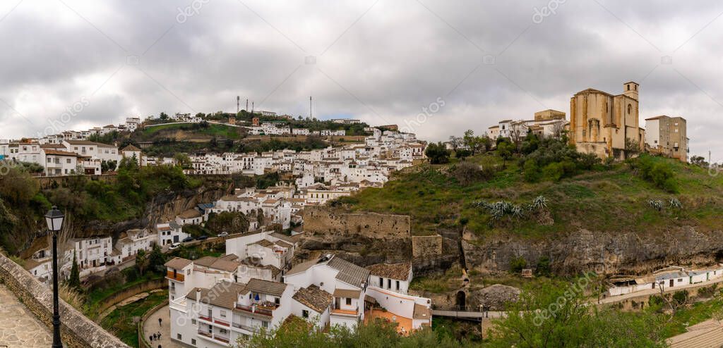 Setenil de las Bodegas, España - 19 febrero, 2022: vista panorámica de ...