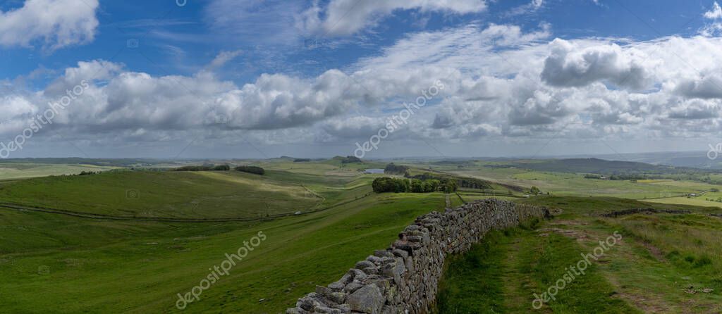 Una vista panorámica del paisaje de los restos del Muro de Adriano ...