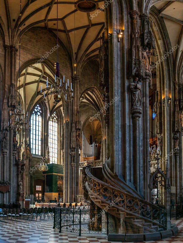 Viena, Austria - 22 de septiembre de 2022: vista interior de un púlpito ...