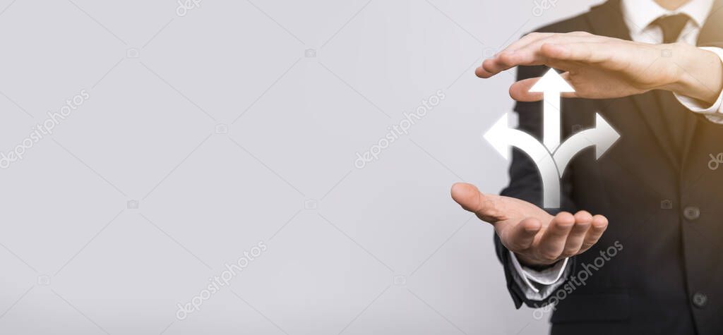 Mano masculina sosteniendo icono con tres direcciones icono sobre fondo ...
