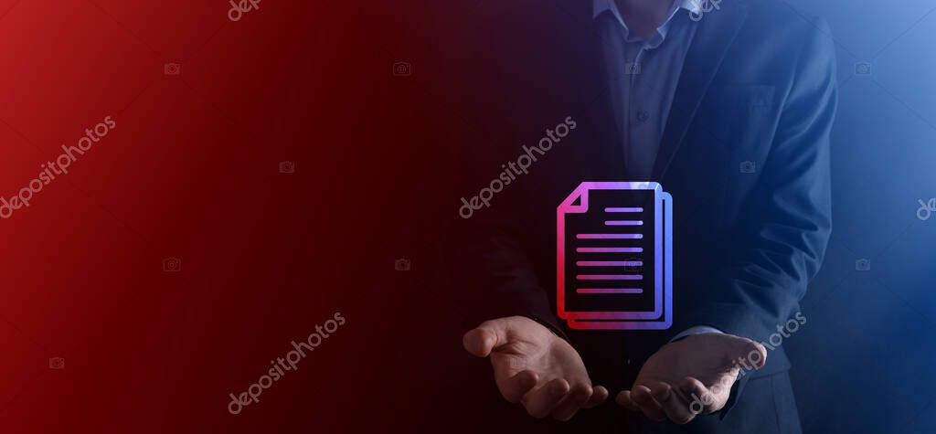 Hombre de negocios sosteniendo un icono de documento en su mano Document Management Data System ...