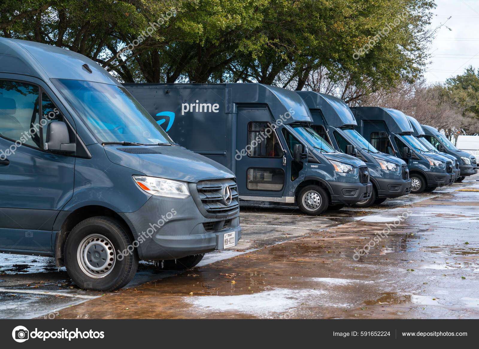 Amazon Delivery Vehicles Parking — Foto editorial de stock ...