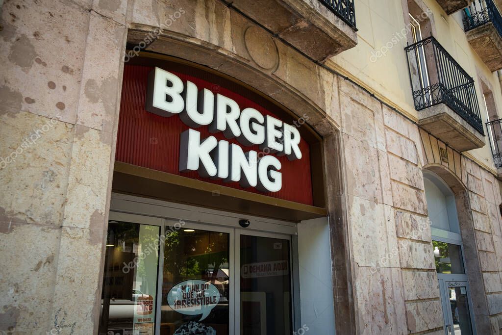 Tarragona, España - 01 de junio 2022: Logotipo de Burger King en la fachada del edificio. 2024