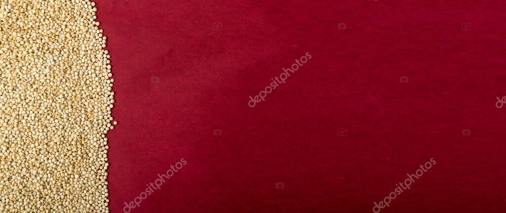 Semillas de quinua sobre fondo rojo con espacio de copia. Quinua ...