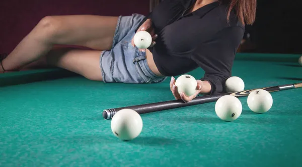 Femme jouant au billard images libres de droit, photos de Femme jouant au billard | Depositphotos