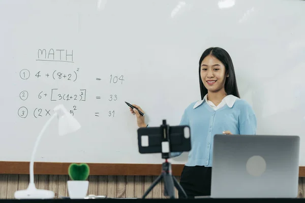 Profesor enseñando matematicas fotos de stock, imágenes de Profesor ...