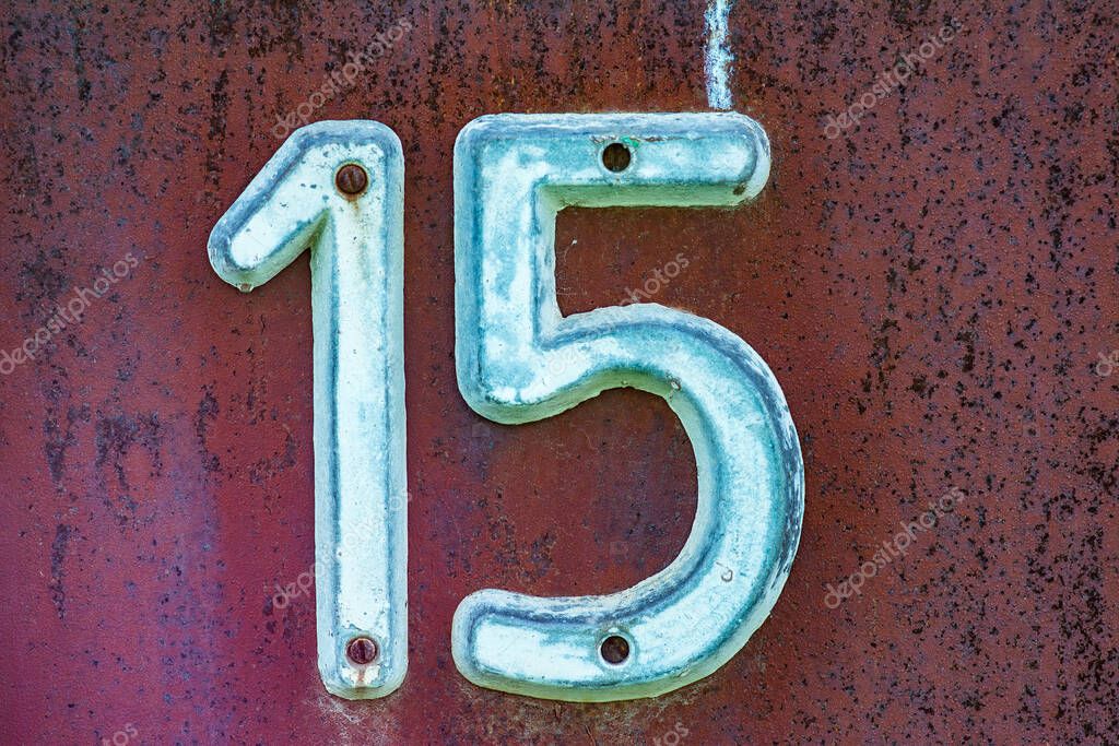 Placa vintage de la casa con el número 15. Pintura roja agrietada y ...