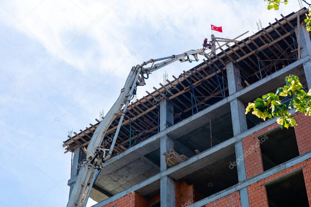 La bomba entrega hormig n al techo de un edificio de gran altura en construcci n. El proceso de ...