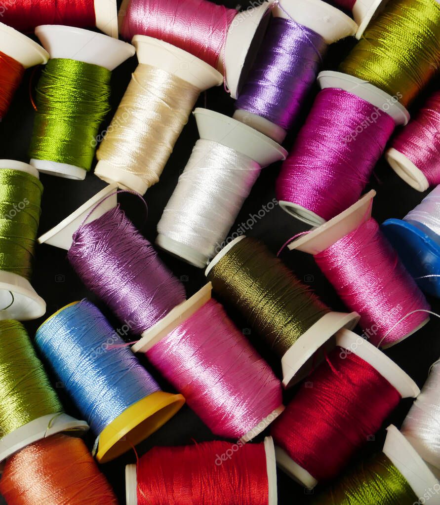 primeros planos hilos de colores, hilos artesanales, hilos de punto de ...