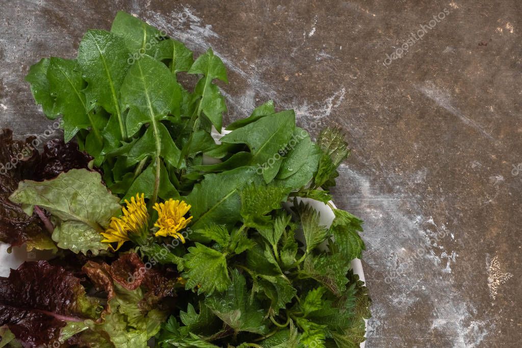Primer plano de un plato de hojas verdes sobre un fondo gris de ...