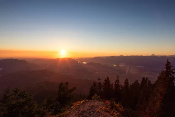 Fraser Valley, River y Canadian Mountain Landscape durante el atardecer ...