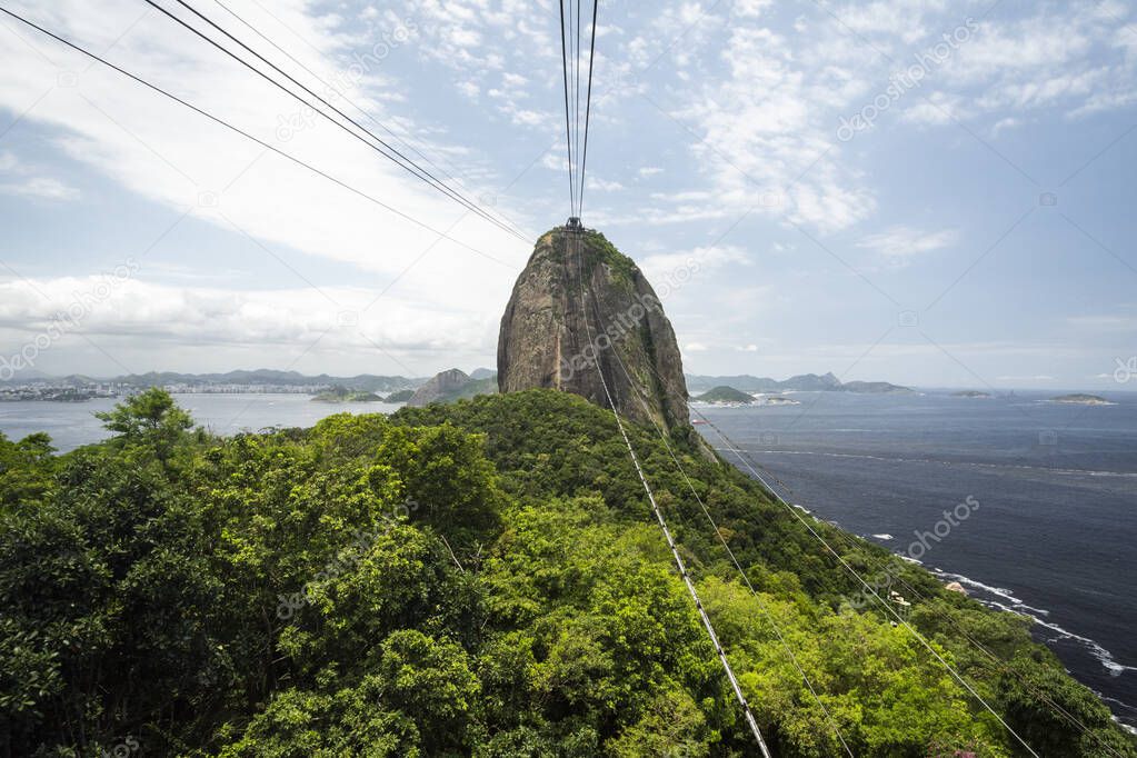 Hermosa vista al teleférico Sugar Loaf, al océano y a las verdes ...