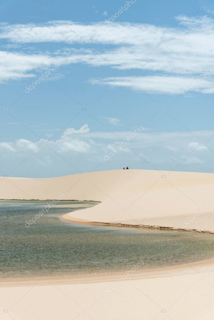 Hermosa vista a la laguna de aguas pluviales azules en dunas de arena ...