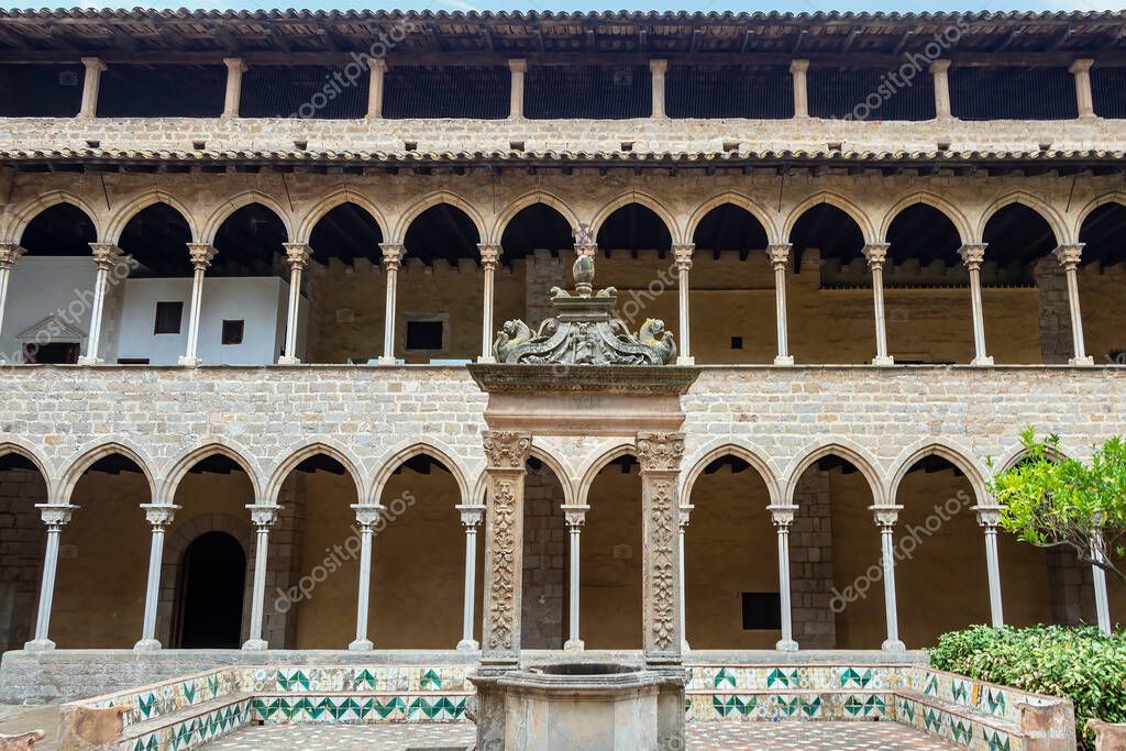 Exterior del Monasterio de Santa Mara de Pedralbes. El Real Monasterio ...
