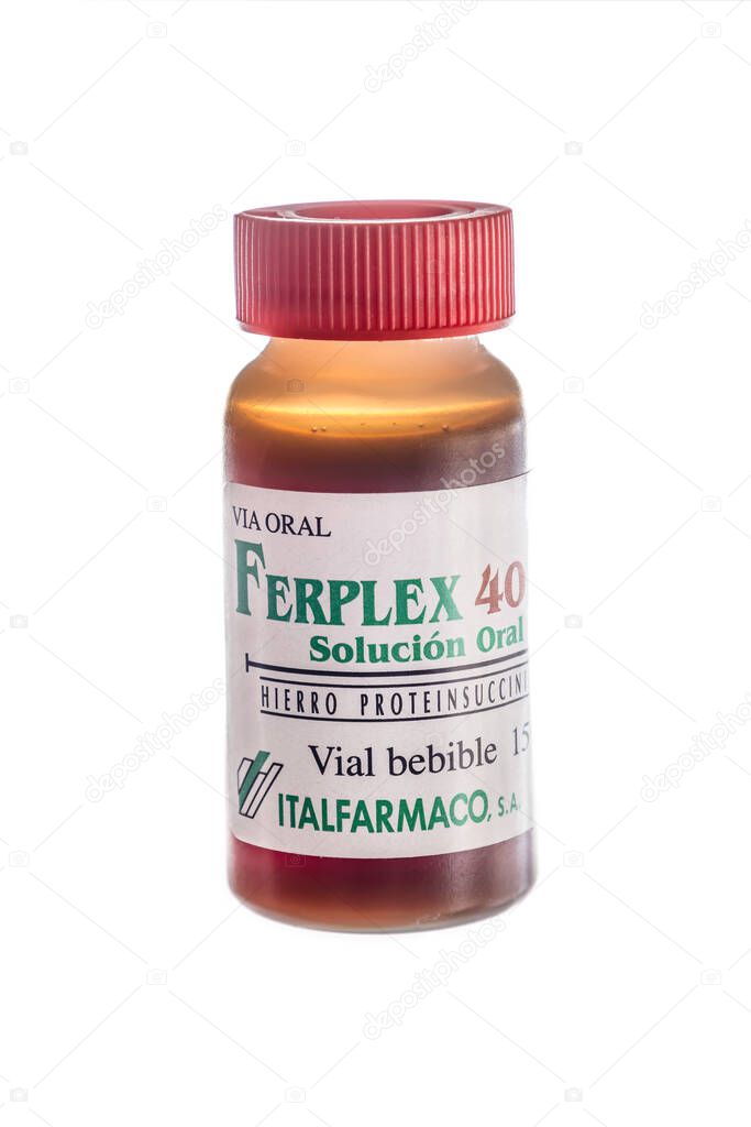 Huelva, España - 1 de octubre de 2022: Frasco de FERPLEX 40 mg solución ...