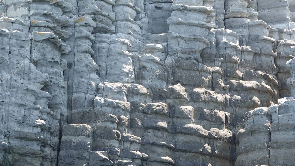 formaciones rocosas montañosas apiladas una encima de la otra por el ...