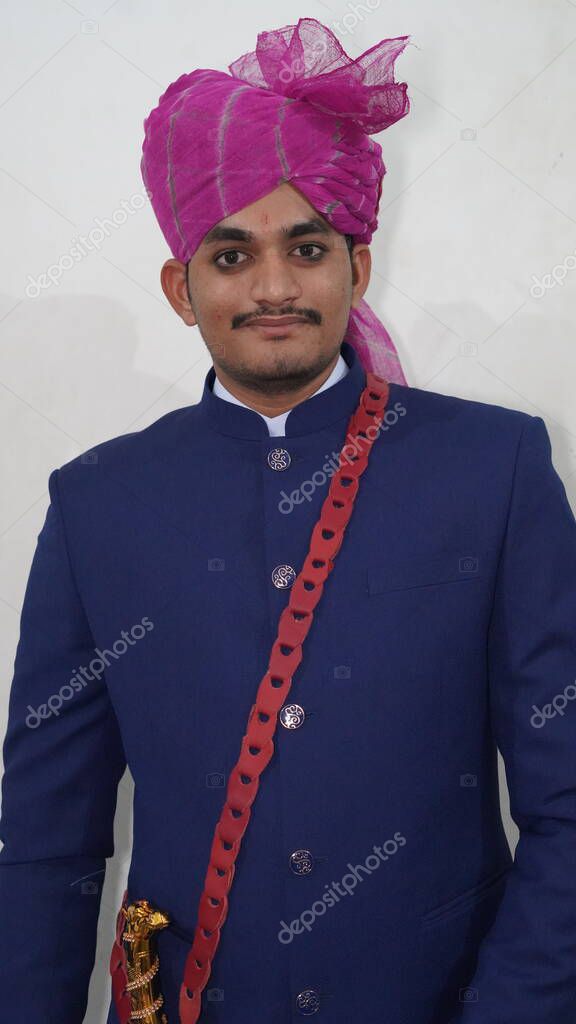 21 noviembre 2021 Reengus, Rajastán, India. Rajasthani Dulha o novio ...