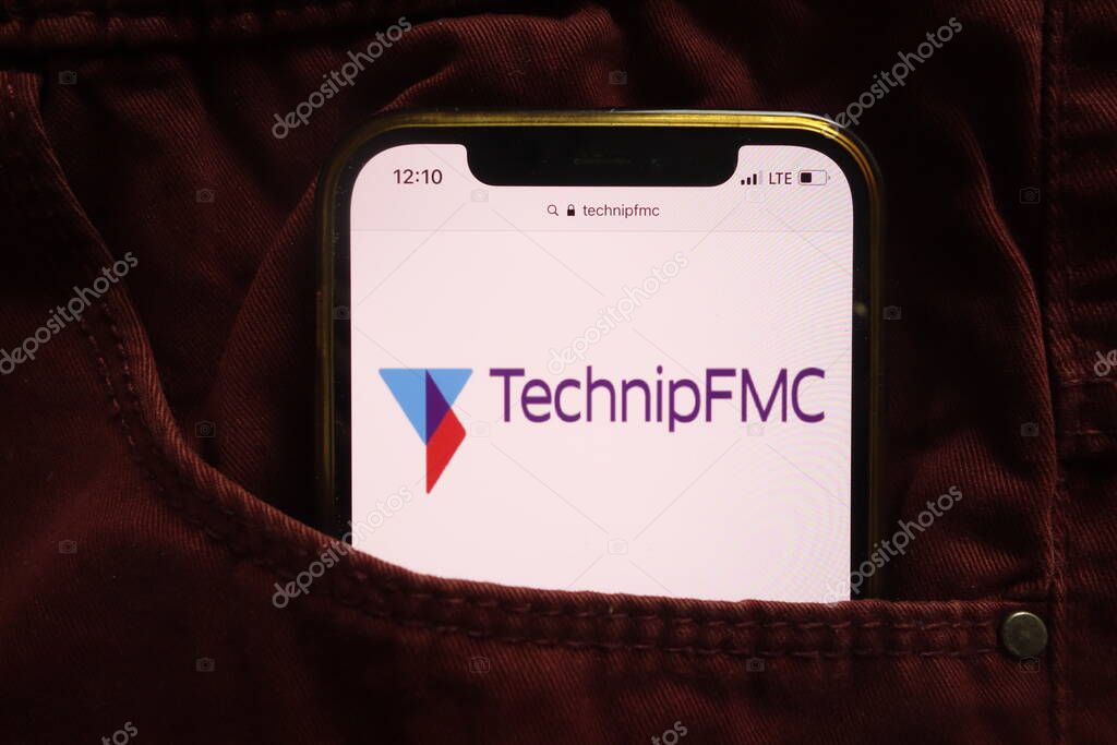 KONSKIE, POLONIA - 15 de enero de 2022: TechnipFMC plc logo exhibido en el teléfono móvil oculto ...
