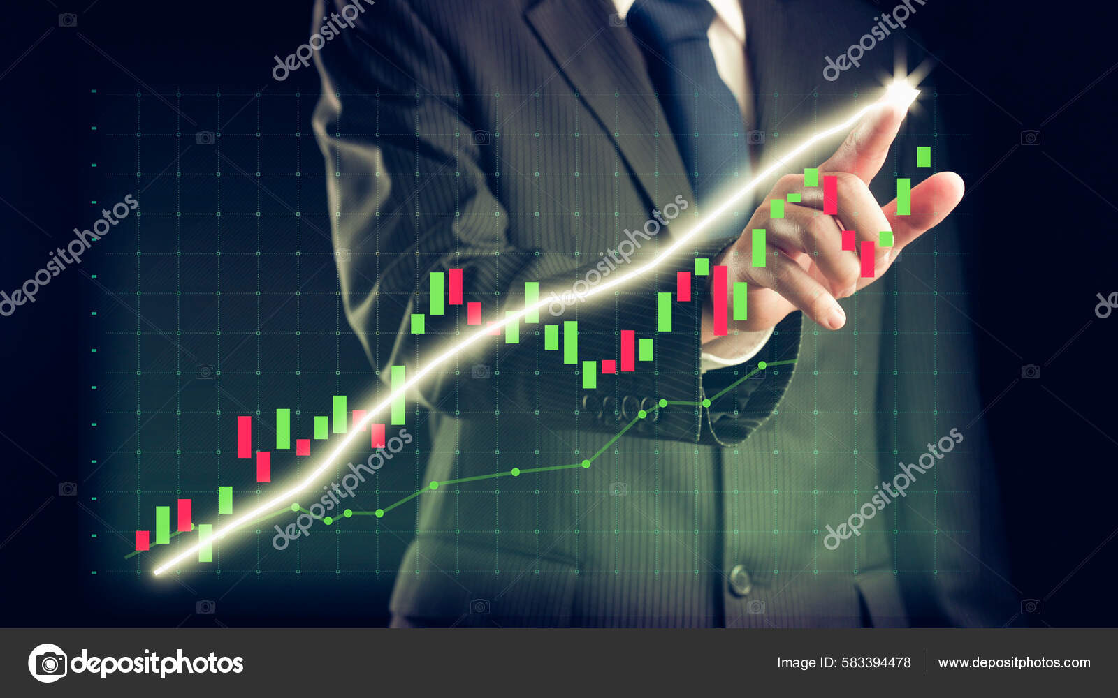 Empresario Dibujar Gráfico Alusivo Finanzas Que Muestra Crecimiento Los ...